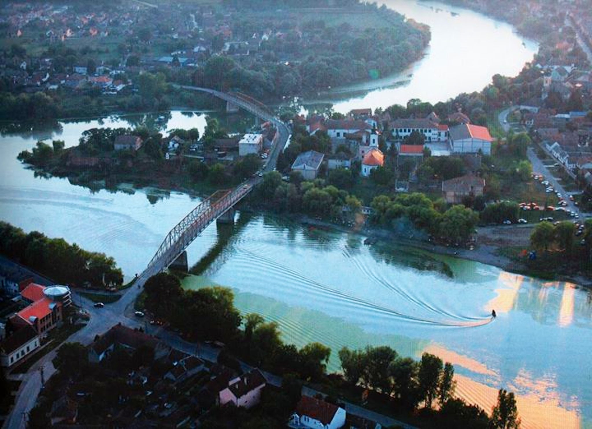 MOROVIĆ – Selo u zagrljaju dve reke i mostova Ljubavi i Uzdisaja ...